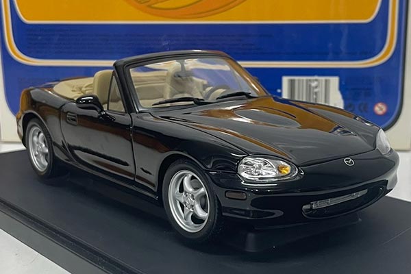 Mazda Miata MX-5 Roadster Diecast Car Model 1:18 Scale [SD05H182]