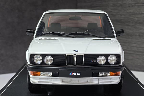 BMW M5 4-Door Sedan Diecast Car Model 1:18 Scale White [SD05H309]