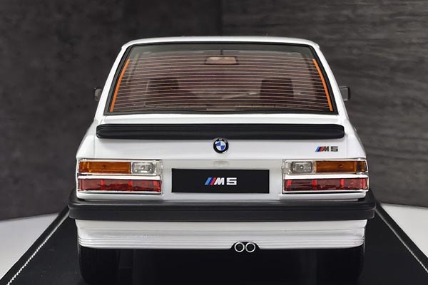BMW M5 4-Door Sedan Diecast Car Model 1:18 Scale White [SD05H309]