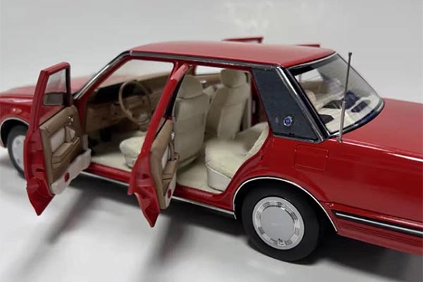 Toyota Crown MS122 White Interior Diecast Car Model 1:18 Scale [SD05H462]