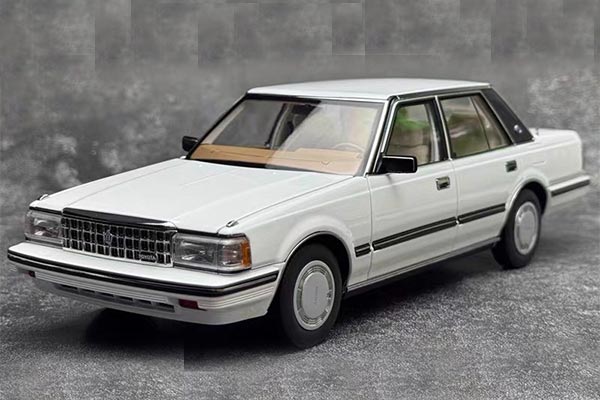 Toyota Crown MS122 White Interior Diecast Car Model 1:18 Scale [SD05H462]